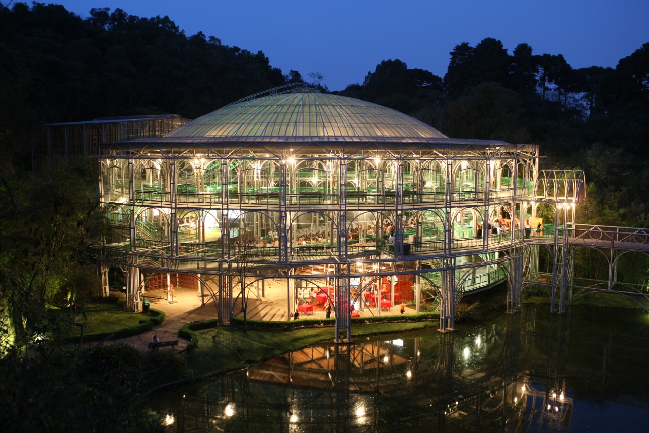 É possível visitar os pontos turísticos de Curitiba à noite!